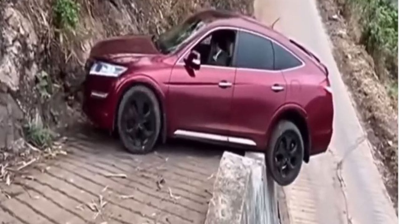 Shocking Video: ਤੰਗ ਪਹਾੜੀ ਰਾਹ ਤੋਂ ਡਰਾਈਵਰ ਨੇ ਇੰਝ ਘੁਮਾਈ ਕਾਰ, ਵੇਖਣ ਵਾਲਿਆਂ ...