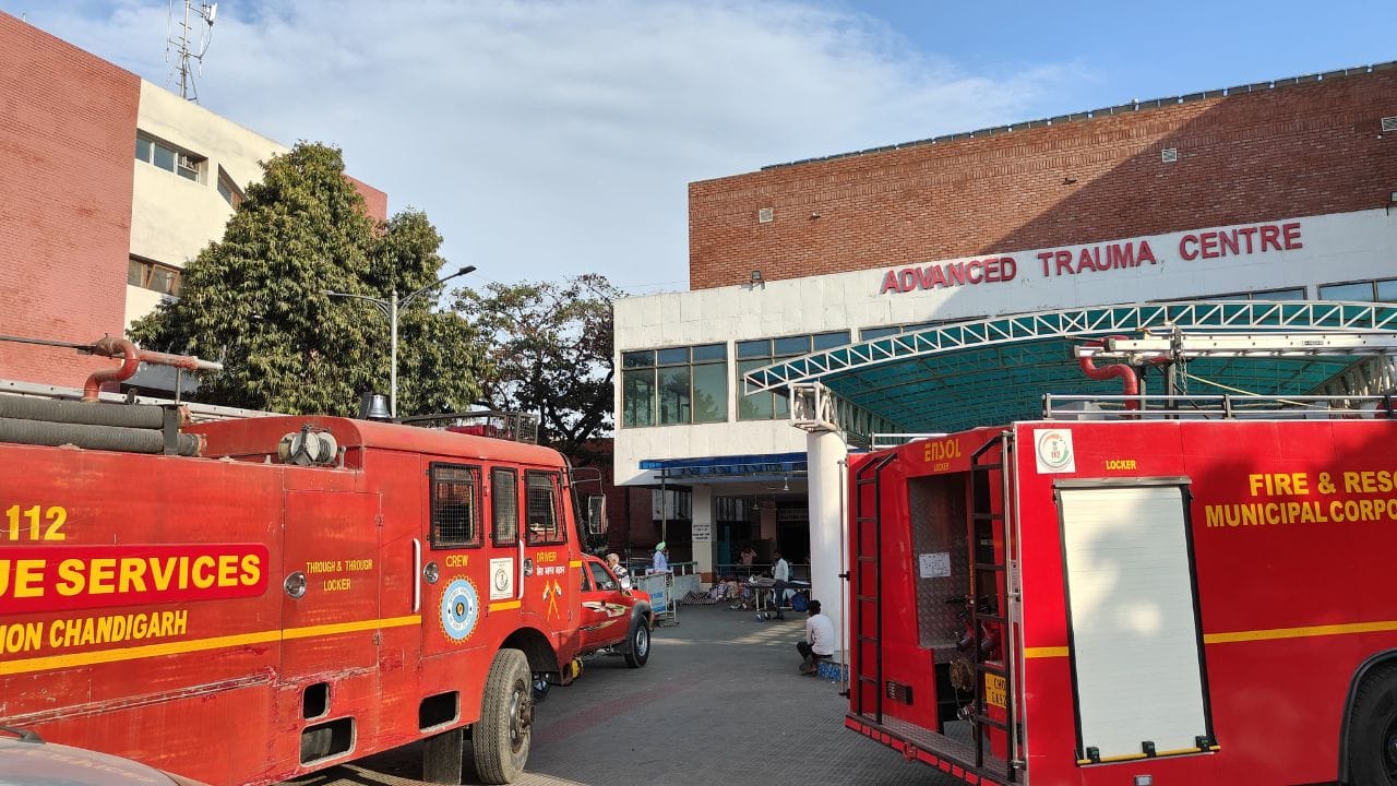 ਚੰਡੀਗੜ੍ਹ ਪੀਜੀਆਈ 'ਚ ਫਿਰ ਲੱਗੀ ਅੱਗ, ਫਾਇਰ ਬ੍ਰਿਗੇਡ ਨੇ ਵਿਖਾਈ ਮੁਸ਼ਤੈਦੀ ...