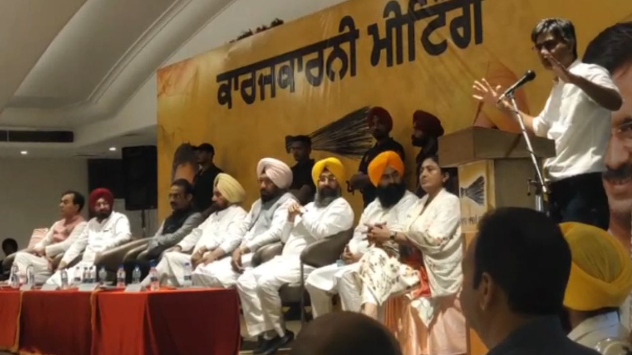 ਚੋਣ ਮੁਹਿੰਮ 'ਚ AAP ਨੇ ਵਧਾਈ ਸਰਗਰਮੀ, BJP-SAD ਛੱਡ ਪਾਰਟੀ 'ਚ ਸ਼ਾਮਲ ਹੋਏ ਆਗੂ ...
