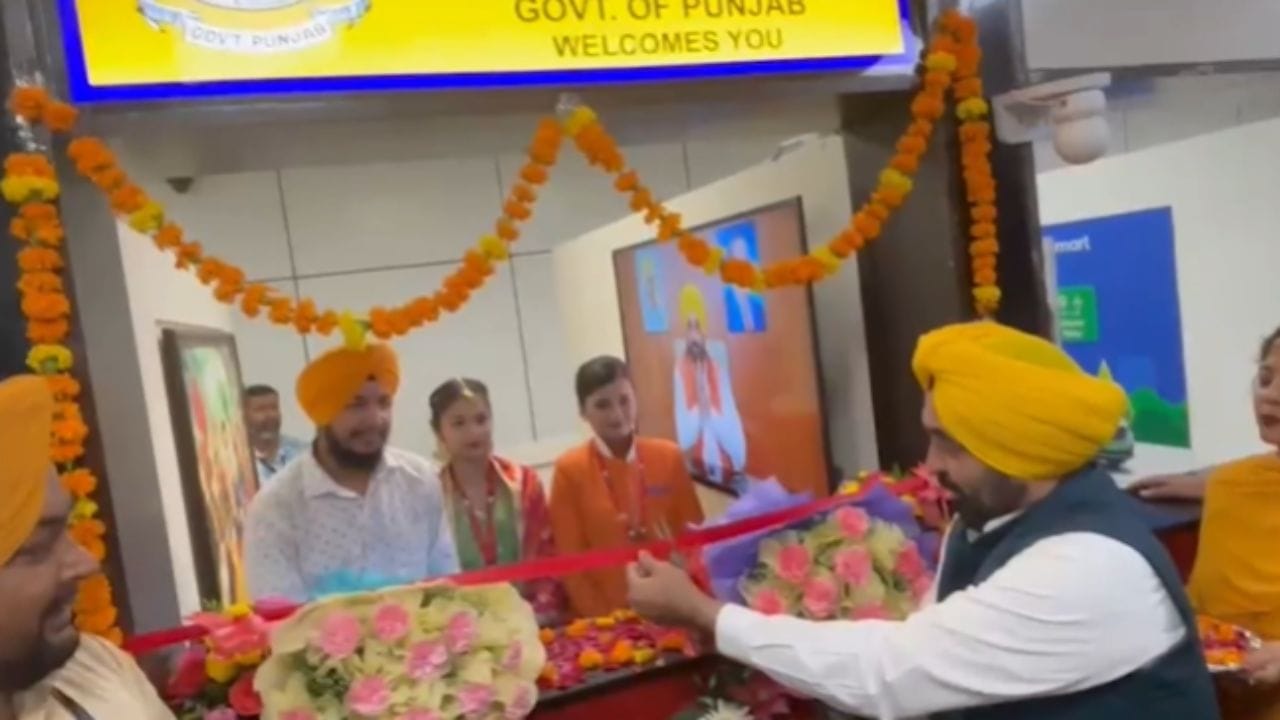 ਦਿੱਲੀ ਏਅਰਪੋਰਟ ਤੇ ਪੰਜਾਬੀਆਂ ਲਈ ਖੁੱਲਿਆ ਸੁਵਿਧਾ ਕੇਂਦਰ, CM ਮਾਨ ਨੇ ਕੀਤਾ ਉਦਘਾਟਨ ...
