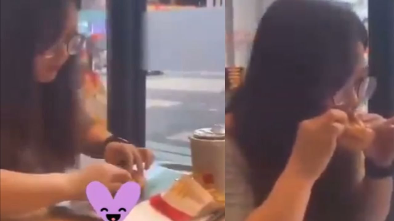 Shocking News: ਕੁੜੀ ਨੇ ਬਰਗਰ 'ਚ ਪਾ ਕੇ ਖਾਇਆ ਕਾਕਰੋਚ, Video ਦੇਖ ਕੇ ਲੋਕ ਕਰ ...