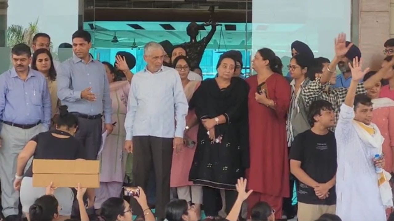 ਪਟਿਆਲਾ ‘ਚ VC ‘ਤੇ ਭੜਕੀਆਂ ਵਿਦਿਆਰਥਣਾ, ਯੂਨੀਵਰਸਿਟੀ ‘ਚ ਛੁੱਟੀ ਦਾ ਐਲਾਨ | Rgnul ...