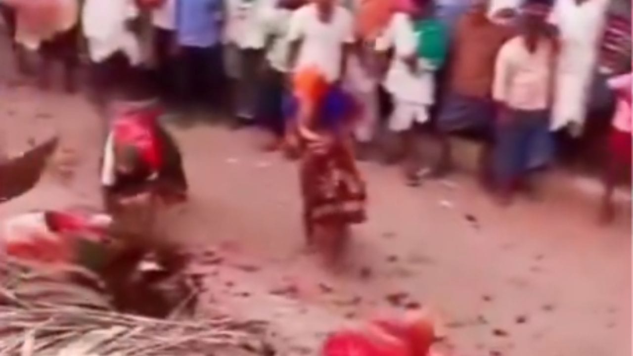 Video Viral: ਔਰਤਾਂ 'ਚ ਛਿੜੀ 'ਗੋਬਰ' ਦੀ ਜੰਗ, ਵਾਇਰਲ ਵੀਡੀਓ ਨੂੰ ਦੇਖ ਕੇ ਲੋਕਾਂ ...