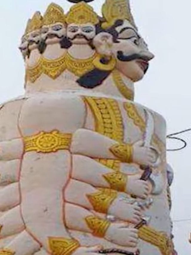 ਪੰਜਾਬ: ਰਾਵਣ ਨੂੰ ਲਗਾਉਂਦੇ ਹਨ ਬੱਕਰੇ ਦੇ ਖੂਨ ਦਾ ਤਿਲਕ, ਚੜ੍ਹਾਉਂਦੇ ਹਨ ਸ਼ਰਾਬ ...