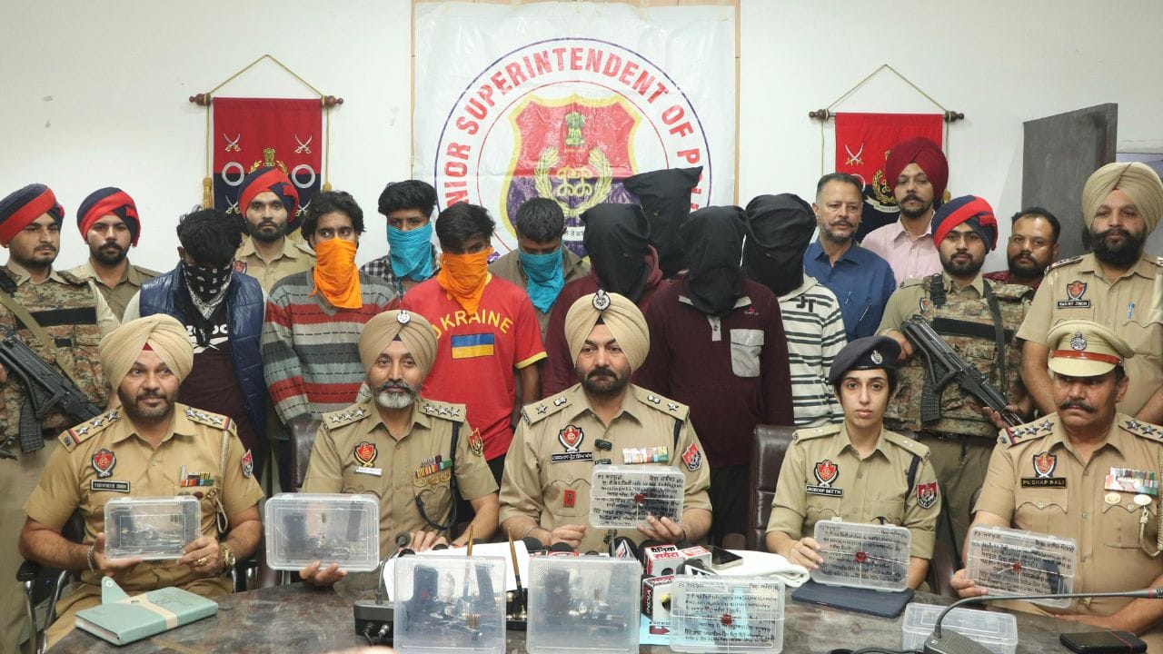 MP ਤੋਂ ਹਥਿਆਰ ਮੰਗਵਾ ਵਾਰਦਾਤਾਂ ਨੂੰ ਅੰਜਾਮ ਦੇਣ ਵਾਲੇ ਗਿਰੋਹ ਦੇ ਮੈਂਬਰ ਕਾਬੂ ...