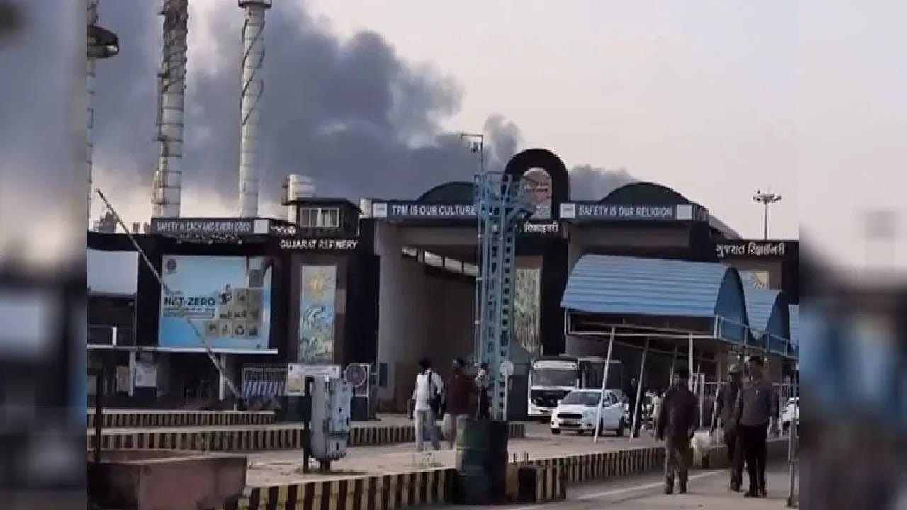 ਵਡੋਦਰਾ 'ਚ IOCL ਰਿਫਾਇਨਰੀ 'ਚ ਲੱਗੀ ਭਿਆਨਕ ਅੱਗ, ਕਈ ਕਰਮਚਾਰੀ ਅੰਦਰ ਫਸੇ ...