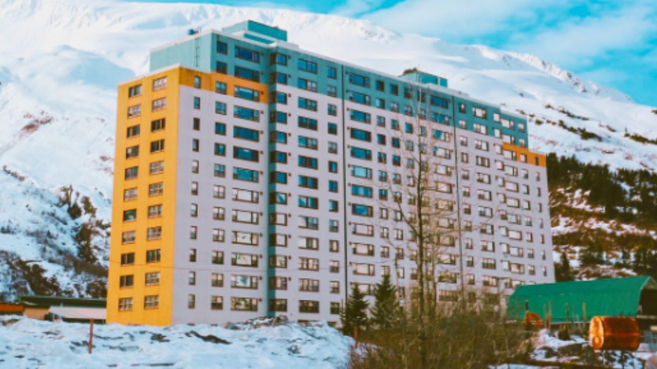 Whittier Alaska City: ਇਕ ਹੀ ਇਮਾਰਤ ਵਿੱਚ ਰਹਿੰਦਾ ਹੈ ਪੂਰਾ ਸ਼ਹਿਰ,ਥਾਣੇ ਤੋਂ ਲੈ ...