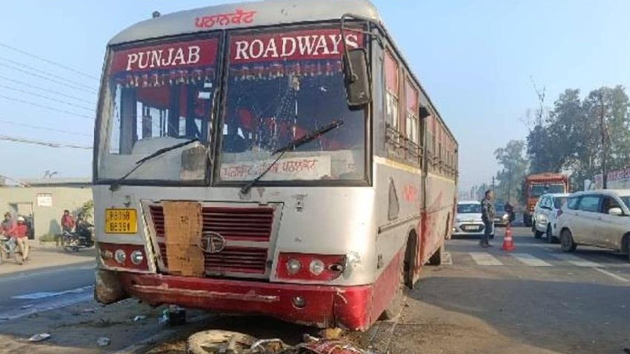 Road Accident: ਪੰਜਾਬ ਰੋਡਵੇਜ਼ ਦੀ ਬੱਸ ਨੇ 3 ਲੋਕਾਂ ਨੂੰ ਟੱਕਰ ਮਾਰੀ, ਇੱਕ ਦੀ ...