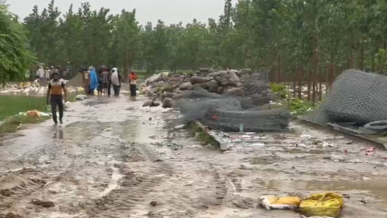 ਲੁਧਿਆਣਾ ‘ਚ ਸਤਲੁਜ ਤੋਂ ਹੜ੍ਹ ਦਾ ਖ਼ਤਰਾ, ਪਹਿਲਾ ਬੰਨ੍ਹ ਟੁੱਟਿਆ, ਤੀਜਾ ਬਣਾ ਰਿਹਾ ...