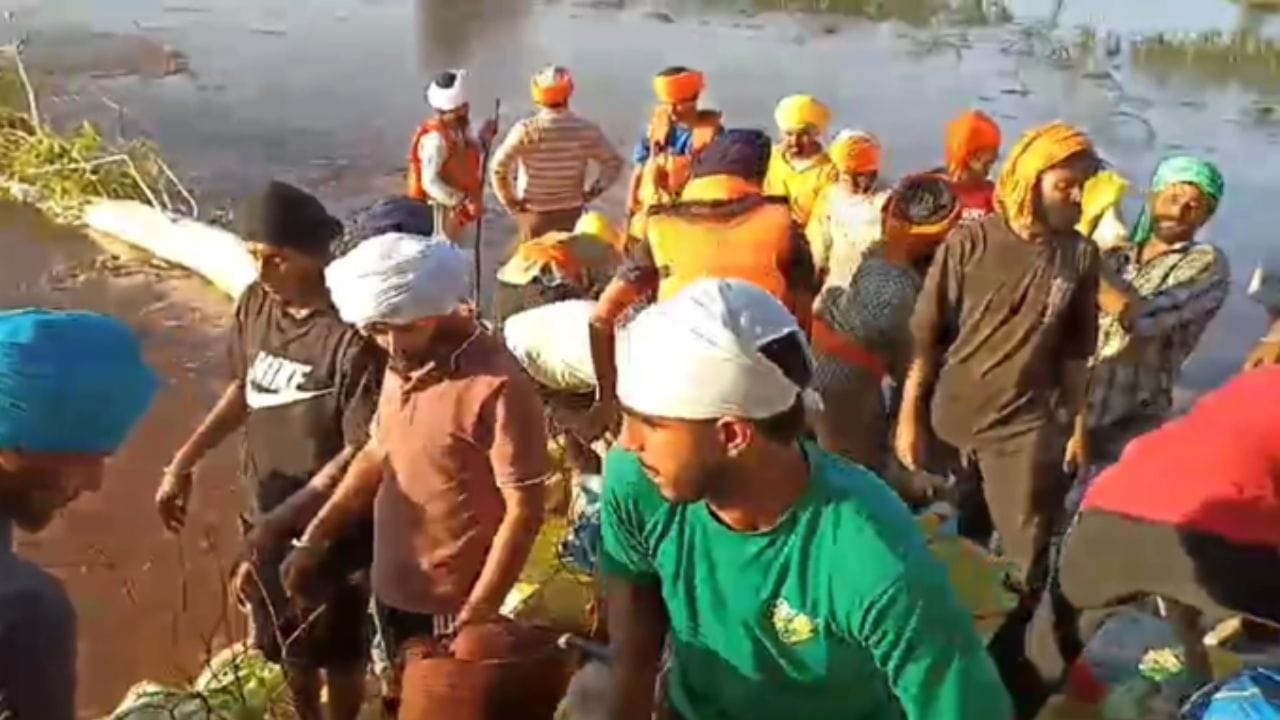 ਅੰਮ੍ਰਿਤਸਰ ਨੇੜੇ ਰਾਵੀ ਦਰਿਆ ਤੇ ਪਿਆ ਵੱਡਾ ਪਾੜ, ਲੋਕਾਂ ਨੂੰ ਮਦਦ ਦੀ ਅਪੀਲ ...