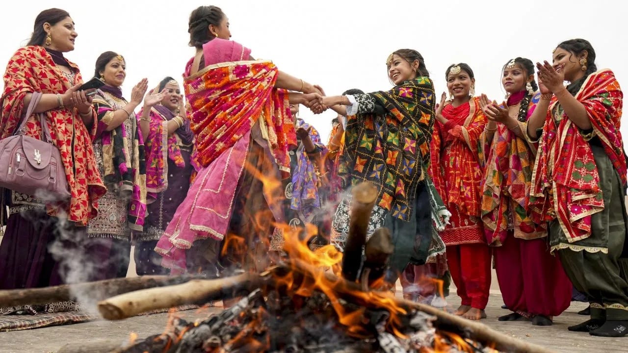 Lohri 2026: ਲੋਹੜੀ ਦੀ ਅੱਗ ਵਿੱਚ ਸਿਰਫ਼ ਰੇਵੜੀ-ਮੂੰਗਫਲੀ ਹੀ ਨਹੀਂ, ਭੇਟ ਕਰੋ ਇਹ ...