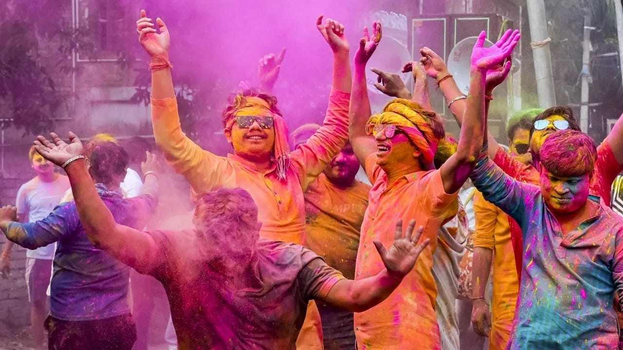 Holi 2026: ਲਾਲ, ਪੀਲਾ ਜਾਂ ਹਰਾ? ਜਾਣੋ... ਤੁਹਾਡੀ ਰਾਸ਼ੀ ਲਈ ਕਿਹੜਾ ਗੁਲਾਲ ਹੈ ਸਭ ...